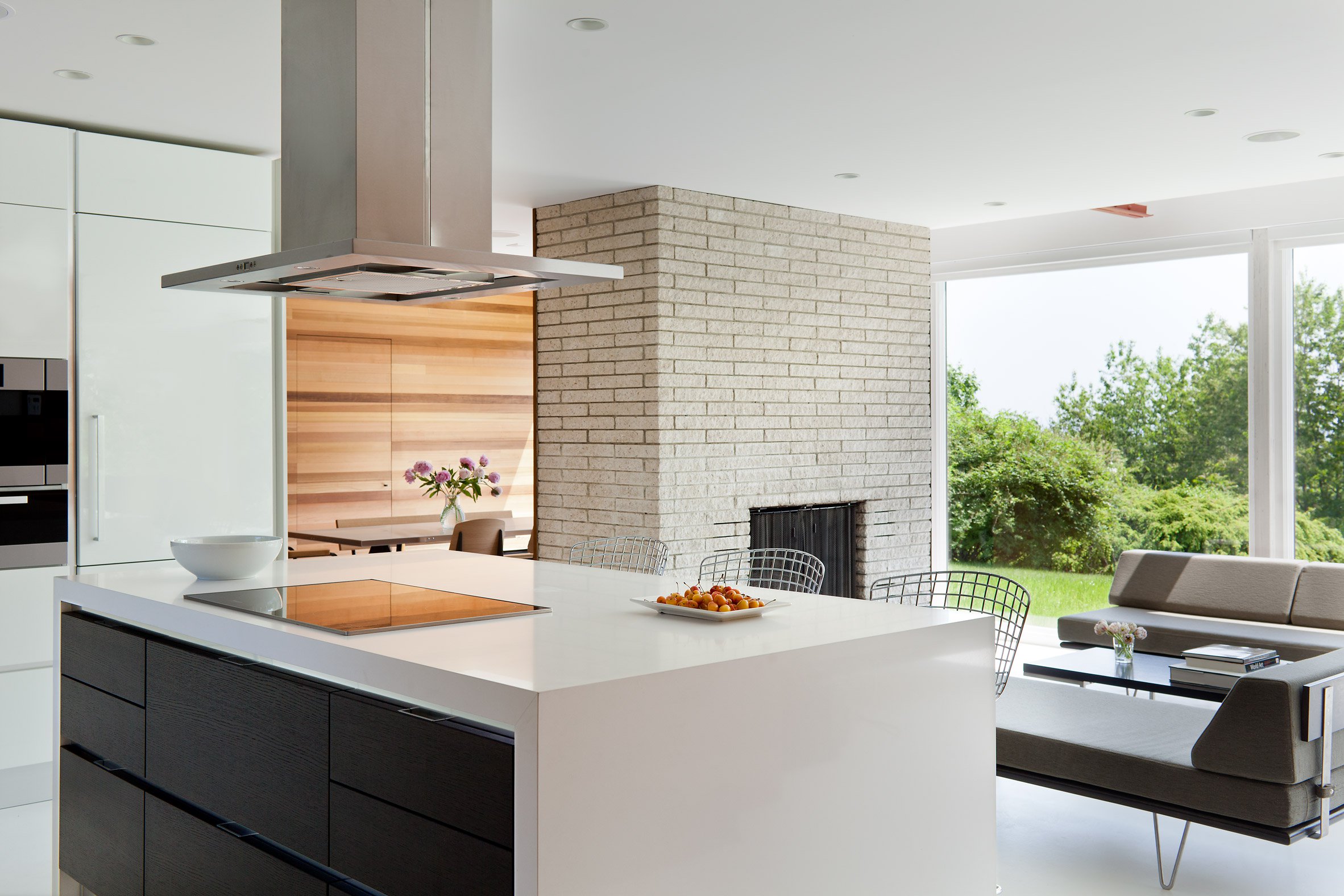 Jeff Jordan Architects Modernized A Mid-Century Home With Bay Windows
