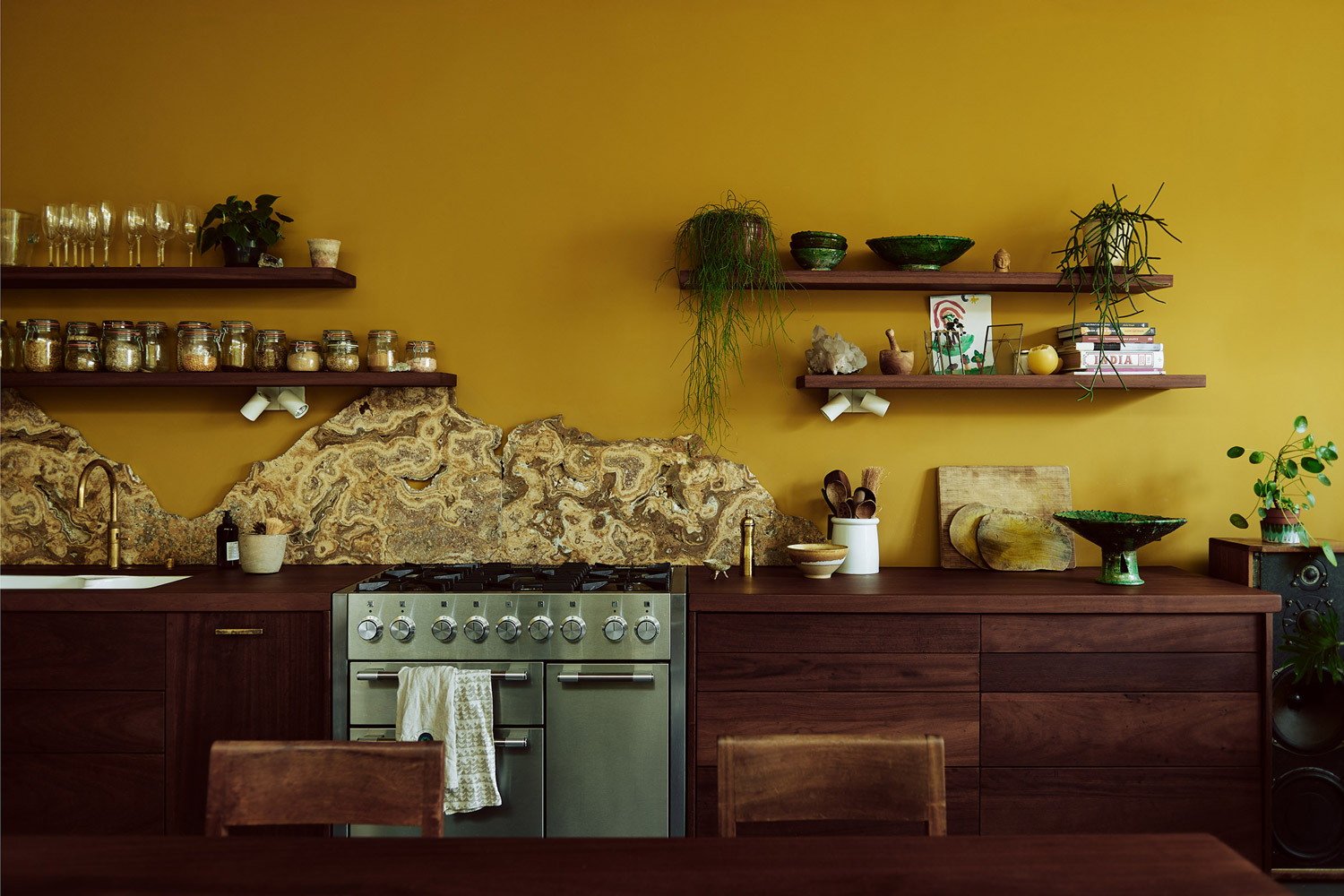 RETROUVIUS: ONE OF THE BEST DESIGN STUDIO | Insplosion